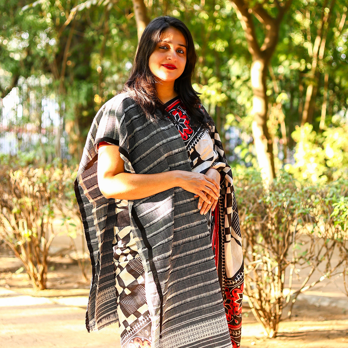 Handwoven Black and Grey Kutchi Bhujodi Stole—Stripe Pattern – Natriel