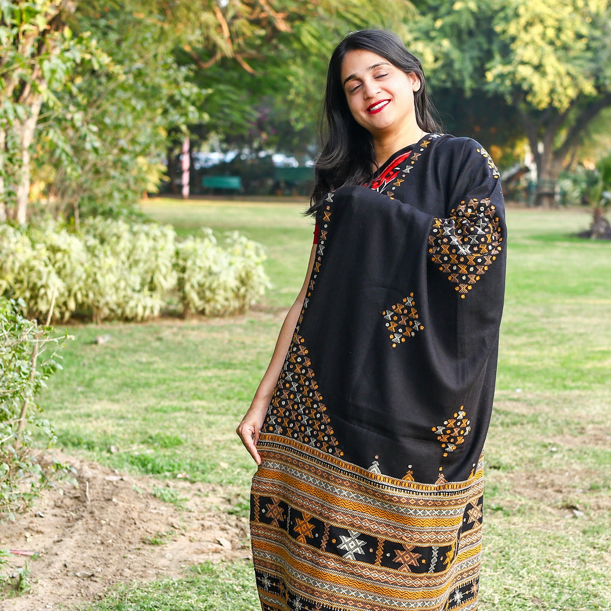Handwoven Kutchi Bhujodi Black Shawl – Natriel