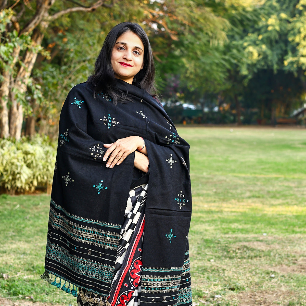 Handwoven Kutchi Bhujodi Black Stole – Natriel